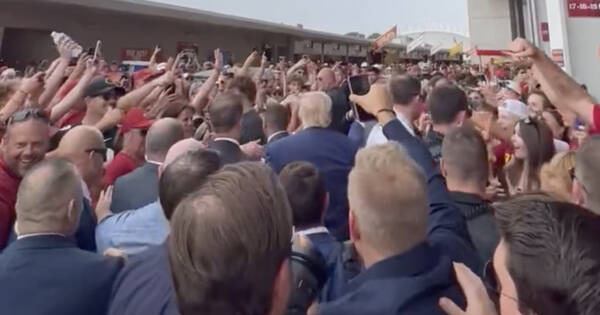 BONUS VIDEO: Crowd Goes NUTS as Trump Enters Iowa Football Game – The ...