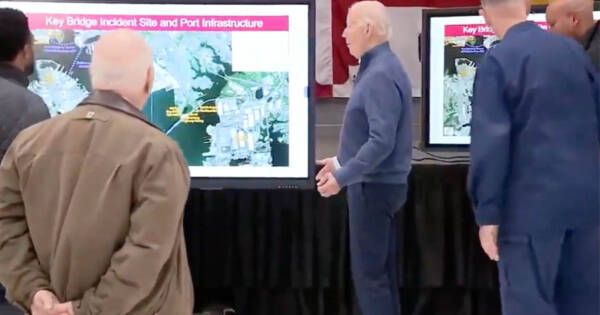 JOE’S GETTING WORSE: Senile Joe is Told Where to Stand, Looks Shocked ...